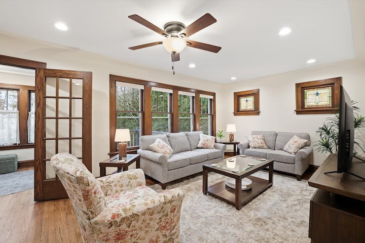 Firefly Cottage - Private 4br Retreat - Brookfield, WI