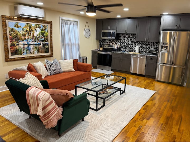 Private Cottage: Pet Friendly, 5 Min To Downtown - Warrington, FL