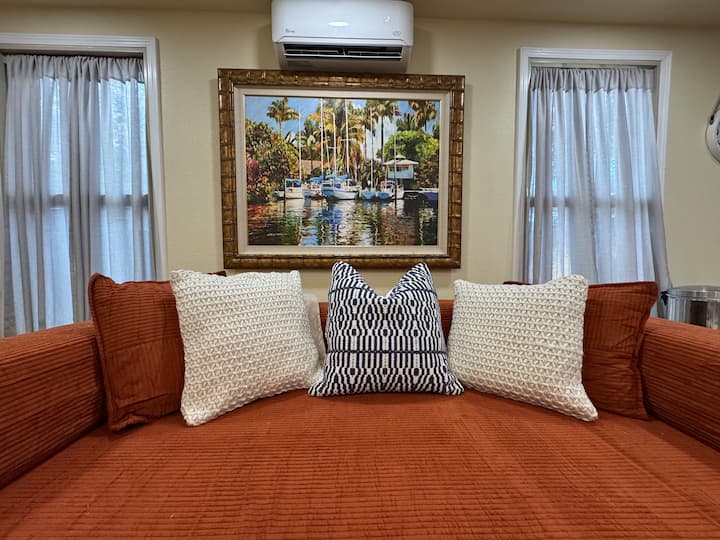 Private Cottage: Pet Friendly, 5 Min To Downtown - Warrington, FL