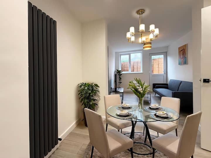 Save 10% | Cars & Van Parking | Sleeps 6 - Northampton