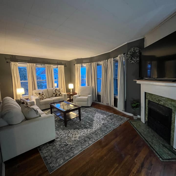 3 Bed/1 Bath Downtown Spacious Elmwood Apartment - Buffalo, NY