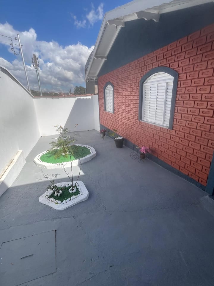 Casa Inteira 3 Quartos E 3 Vagas De Garagem - Poços de Caldas