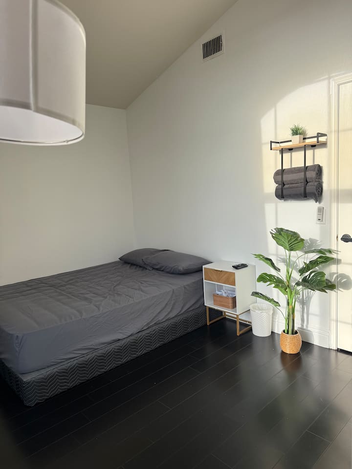 Clean Modern Room - San Bernardino, CA
