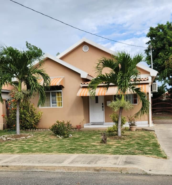 Charming And Tranquil Home In Gated Community! - Jamaica