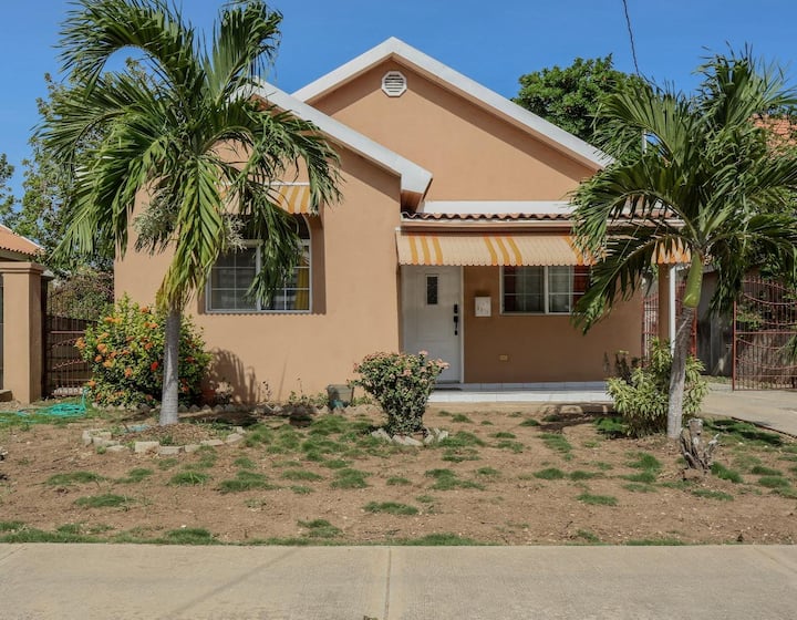 Charming And Tranquil Home In Gated Community! - Jamaica