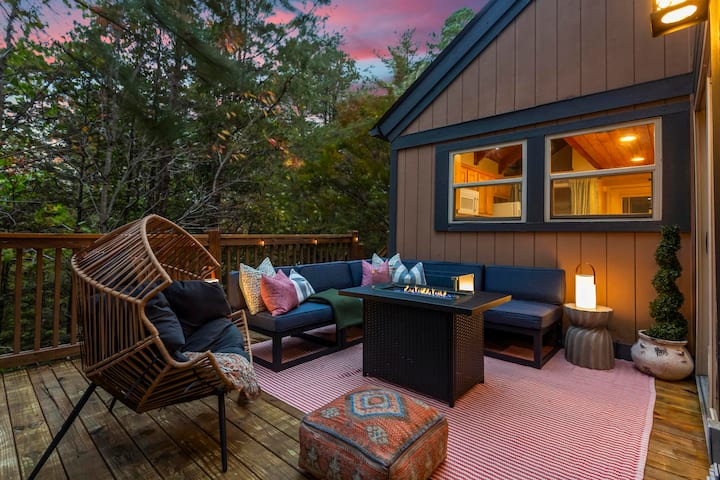 Luxury Hot Tub Retreat • Fire Table + Movie Nights - Helen, GA