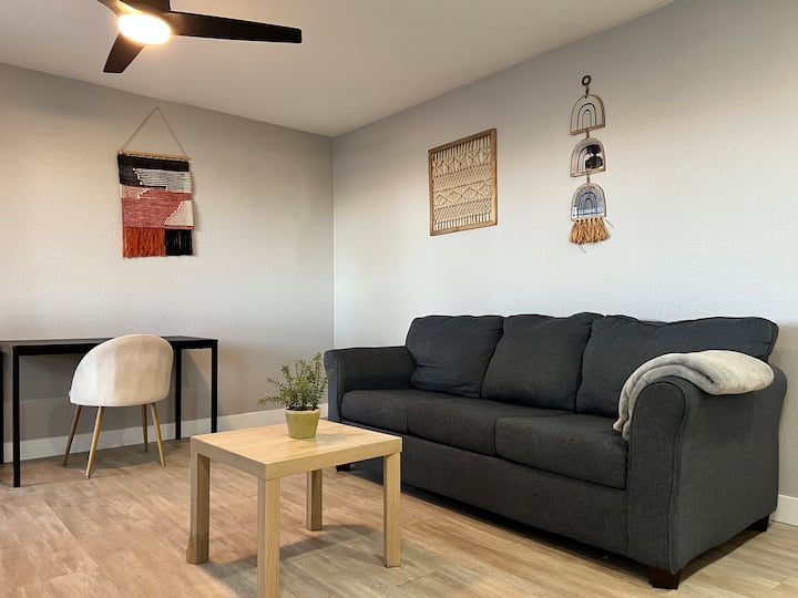 Homey Apartment-minutes From Dtlv & Arts District! - North Las Vegas, NV