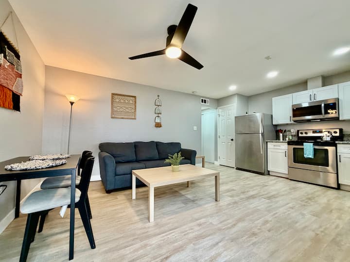 Homey Apartment-minutes From Dtlv & Arts District! - North Las Vegas, NV