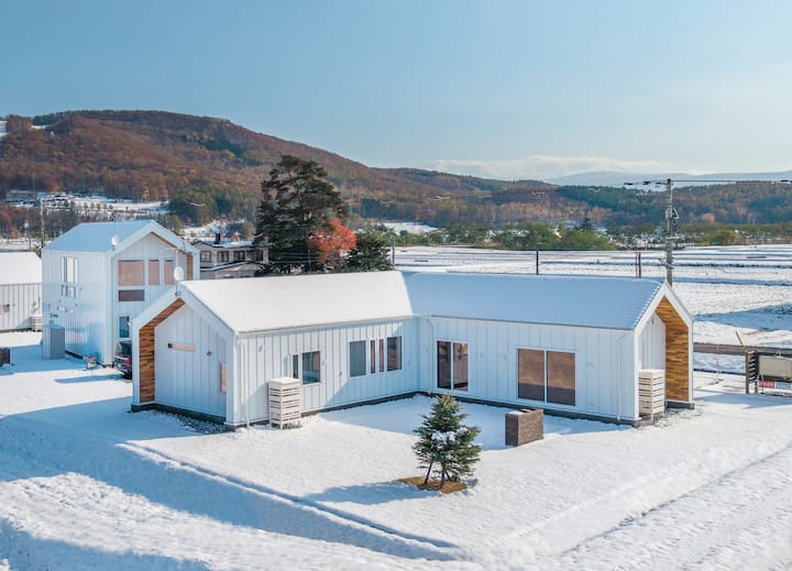 Luxury Villa • Ski Access • 10 Beds • Grand Living - Hokkaido