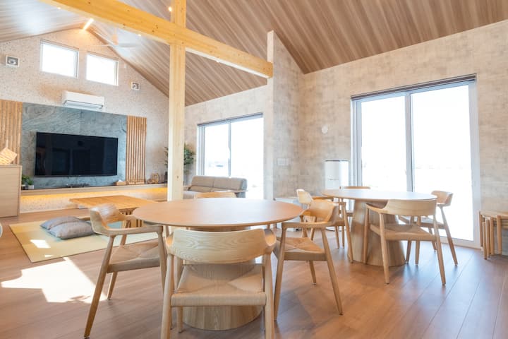 Luxury Villa • Ski Access • 10 Beds • Grand Living - Hokkaido