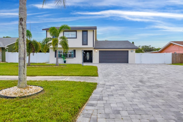 Bright Beachhouse Near Beaches - Longboat Key, FL