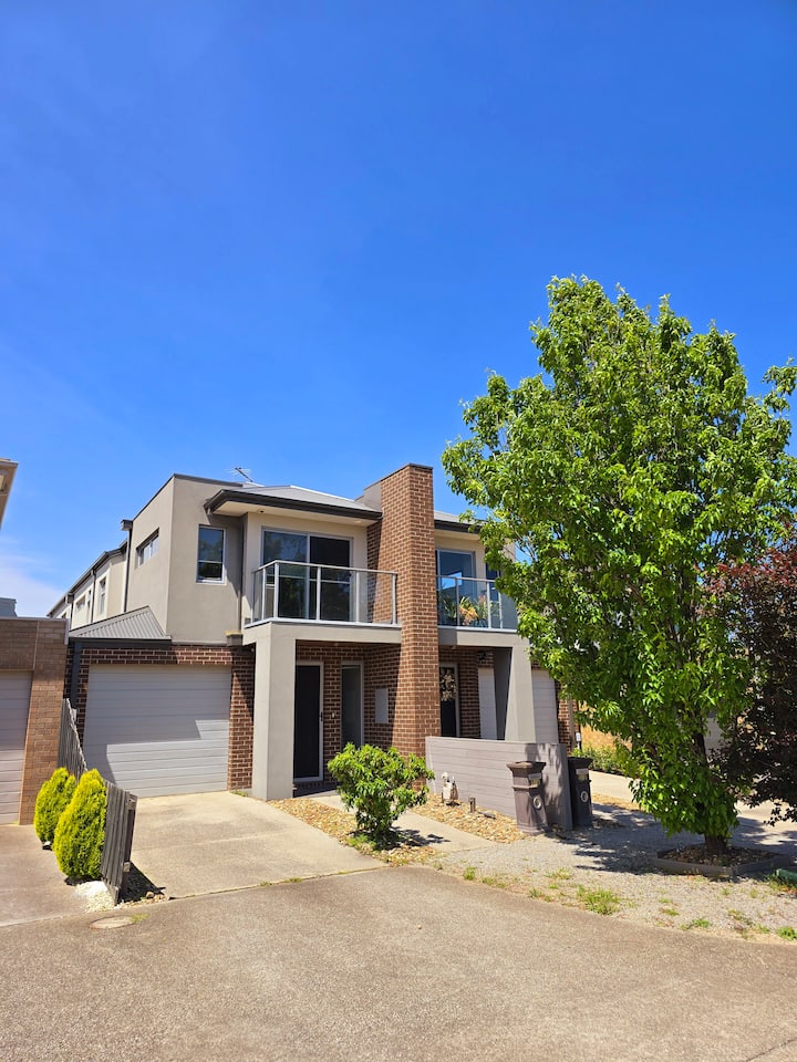 Modern Lakefront Escape | Spacious & Sleek - Point Cook