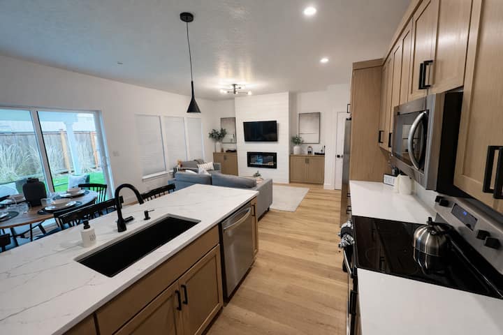 Bright Modern Home • King Bed • Premium Games - Eugene, OR