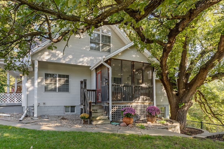 Woodland Retreat - By Zoo, Offutt & Fontenelle - Bellevue, NE