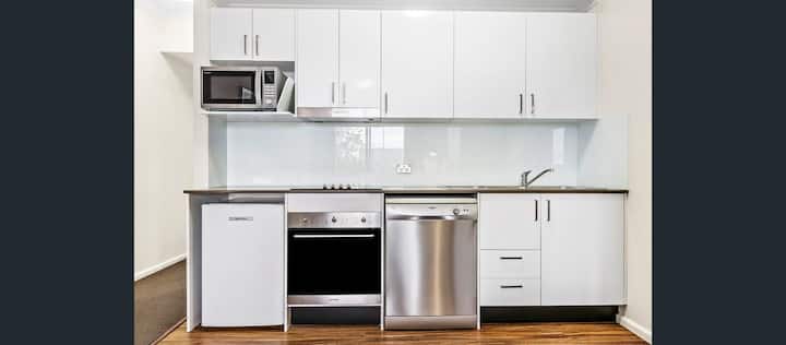 City-edge Escape W/ King Bed, Pool, Gym & Sauna - Manly