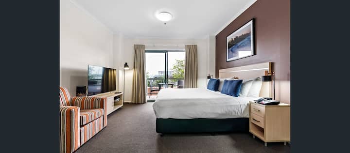 City-edge Escape W/ King Bed, Pool, Gym & Sauna - Sydney