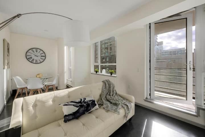 Central Chic Condo In The Heart Of Downtown - Victoria