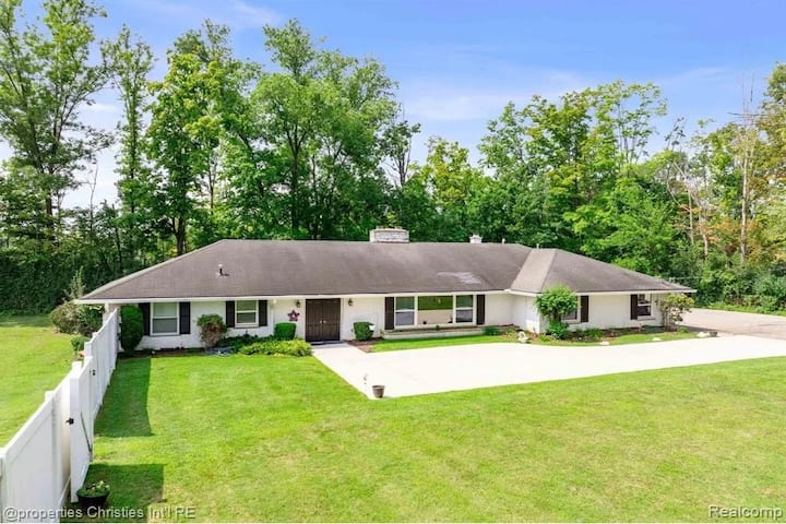 Excellent Opportunity In Beverly Hills. - Southfield, MI