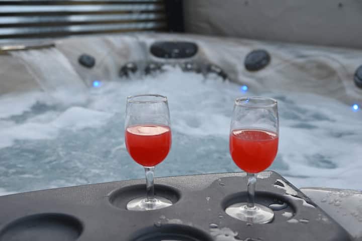 City Cabin Hideaway W/ Spa, Pool Table & Arcade - Greeley, CO