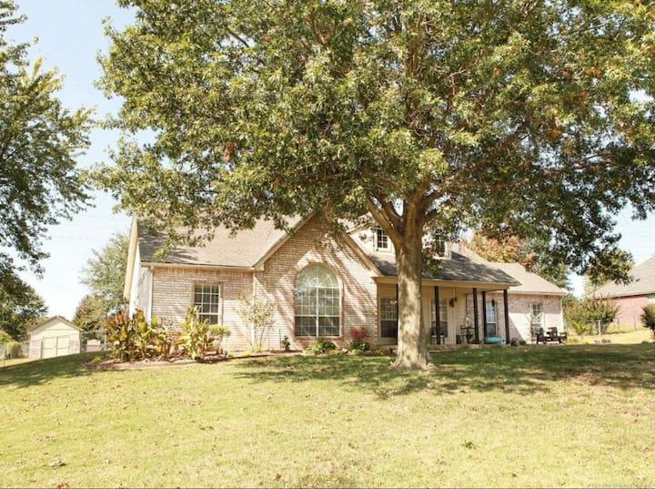 Spacious 4br + Office | Pool Access | Pet Friendly - Broken Arrow, OK