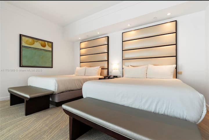 Fontainebleau 824 Sq Ft Suite 3 Beds 6-7 Guests - Miami Beach, FL