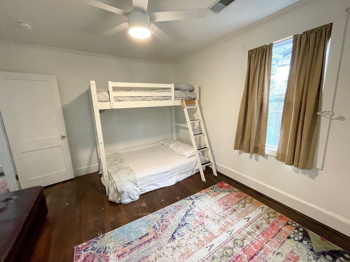 Près du centre-ville - Cuisine immense - Cour spacieuse - Maisons à ...