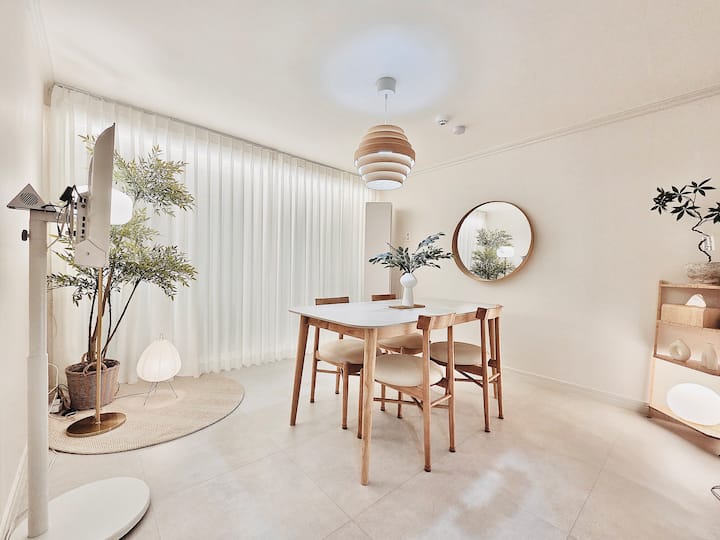 New[광안 휴도]오픈할인
광안역도보5분/해변7분/qbed3개/3rooms/짐보관/1층 - Busan