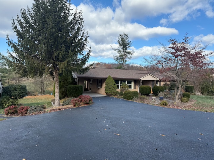 The Equine Cove- A Little Dream World - Massanutten, VA