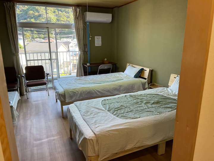 落ち着きツインベット一つ部屋。お茶を飲んで、体をリフレックス。 - 가모가와시