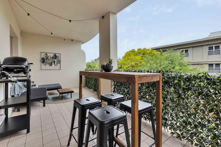 Anyone For Tennis? Chic Cbd 2 Cars-king Bed-sauna - Adelaide