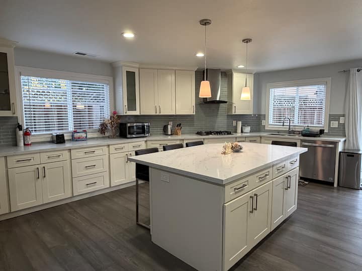 Stylish San Jose Home• Ac•parking• Near Light Rail - San Jose, CA