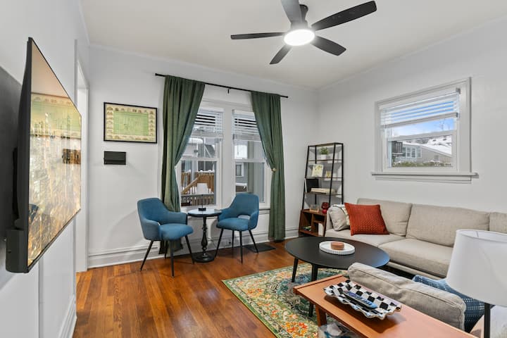 Charming 2br Hideaway-theater/games/laundry/office - Chicago, IL