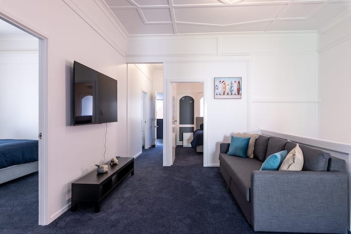 Sleeps 9 In Fortitude Valley - Games Balcony - Virginia