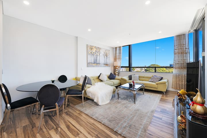 Luxury City-view Haven • Spacious + Large Balcony - Rosebery