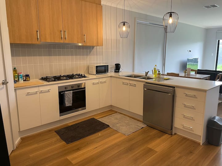 New Stylish Family Home Close To All Shops & Parks - Gawler