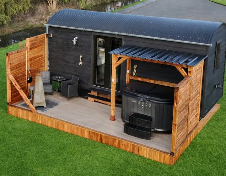 Kingfisher’s Keep • Lakeside Hut • Sauna & Hot Tub - Berkshire