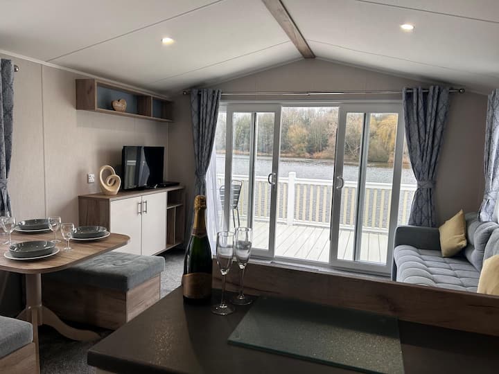 Lakeside Holiday Home - Cheshire