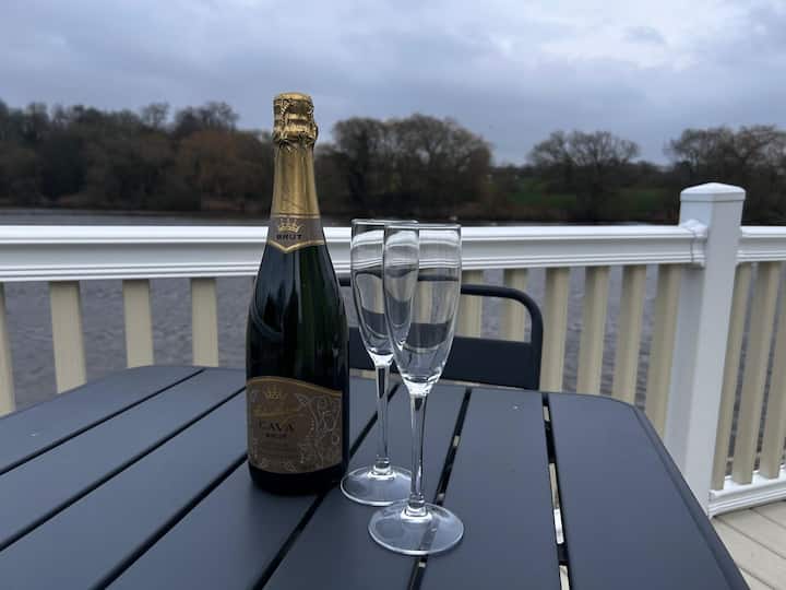 Lakeside Holiday Home - Cheshire
