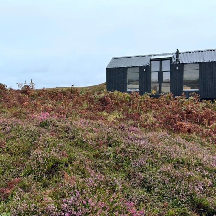 Snug Coastal Bothy On A 300 Acre Island Croft. - South Uist