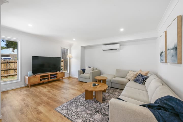Hillview Townhouse | Modern 2 Br 2 Bath | Central! - Toowoomba