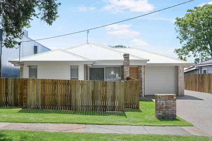 2 Queen Bedroom - Modern + Moments From The City! - Toowoomba