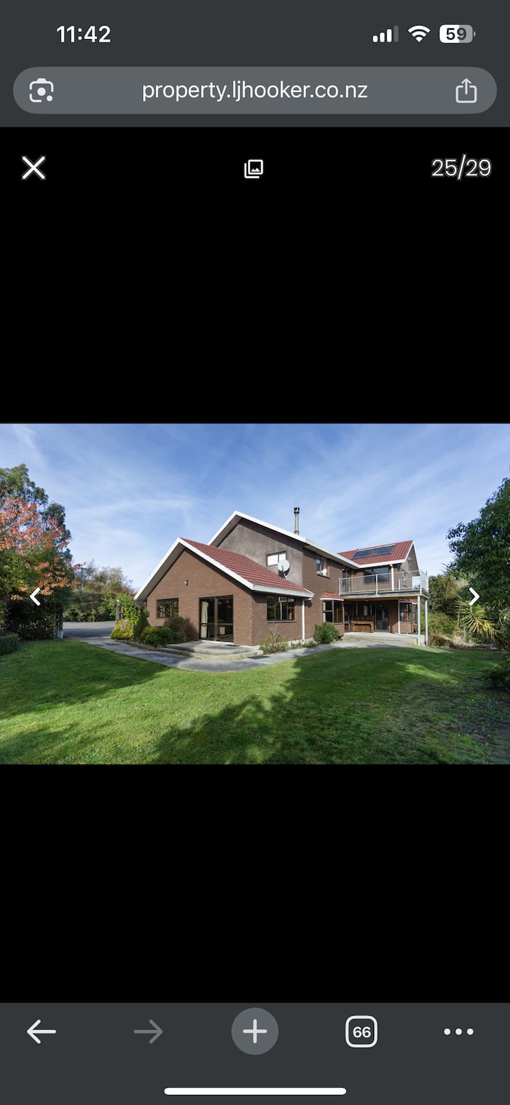 Farm Stay In Town, Big Room Queen Bed - Oamaru