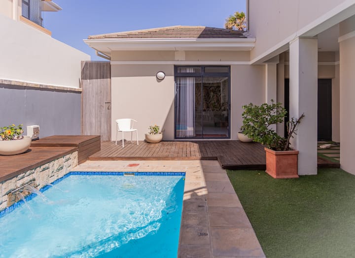 4-bedroom Villa In Sunset Links Golf Estate. - Cape Town