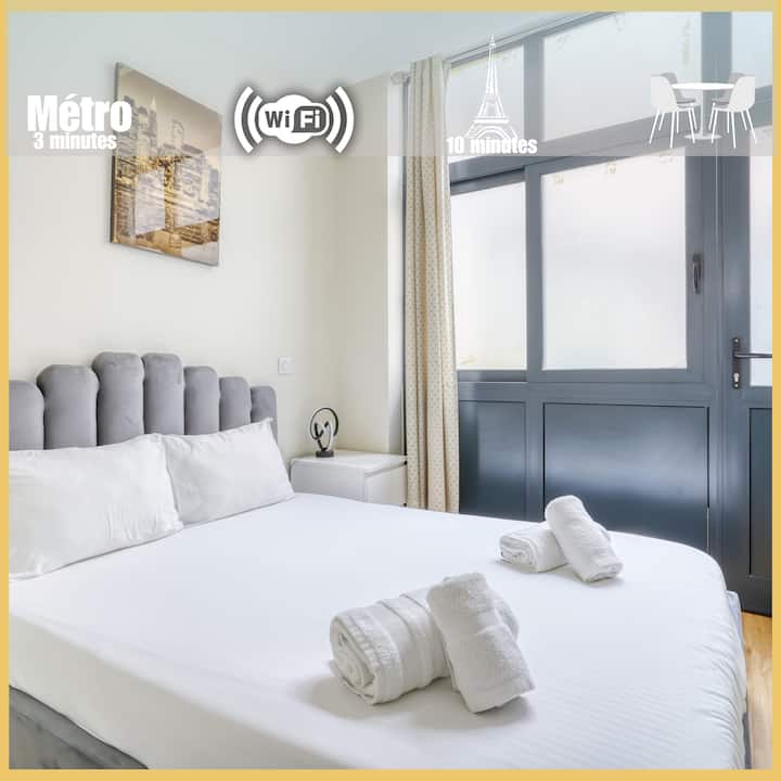 Petite Perle Blanche & Moderne Prochetour Eiffel - Eiffel Tower - Paris