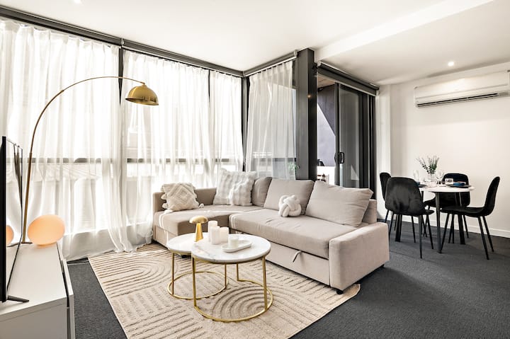 Light-filled Central 2br Sanctuary | Pool & Sauna - Melbourne