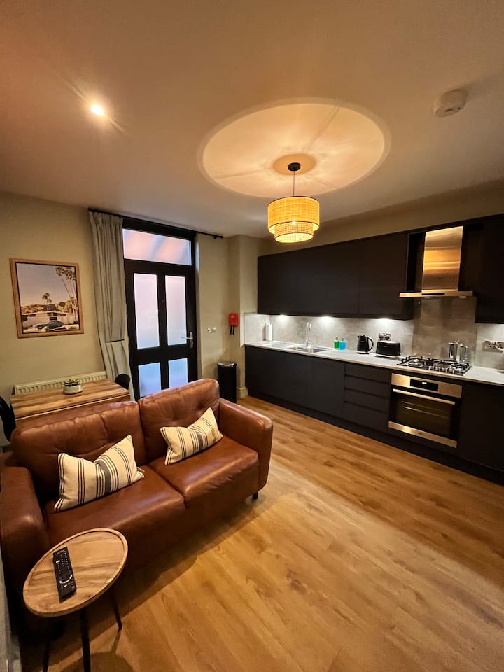 Beach Retreat | Stylish 1-bed Near The Beach - Pool