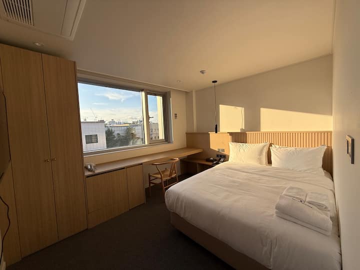 루트422 관광호텔(대실 없는 관광호텔+조식포함/슈페리얼 더블룸) - 경주시