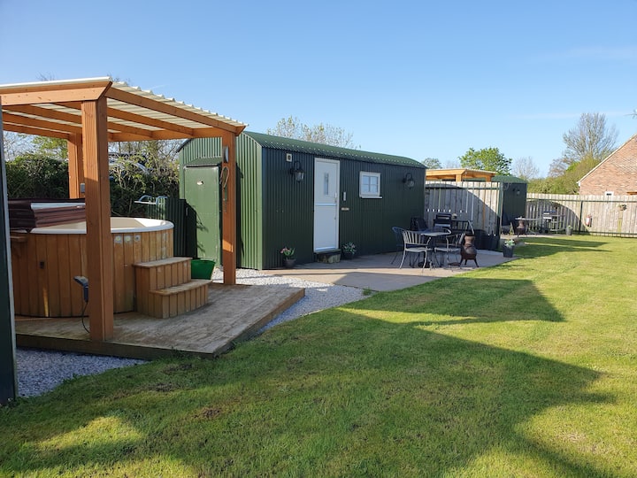 Cosy Shepherd's Hut With Wood Fired Hot Tub, - Harrogate
