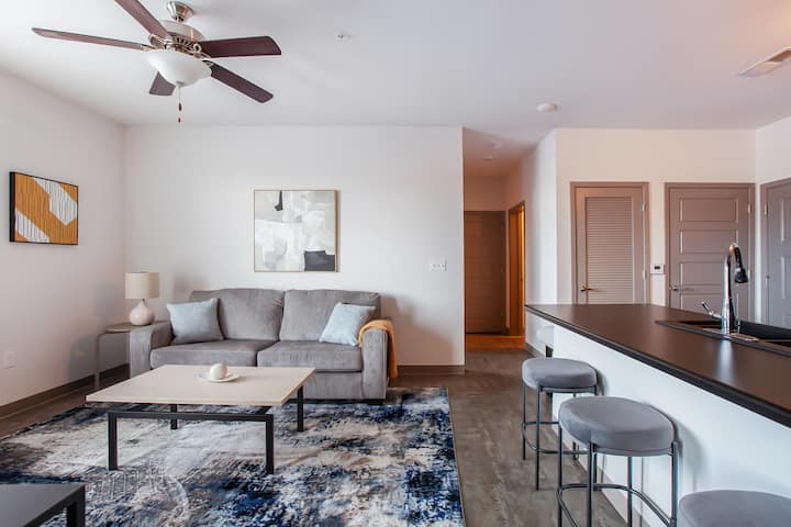 Landing | Incredible 2bd, Courtyard - Springfield, MO