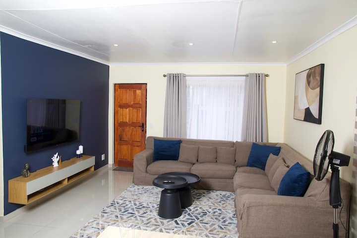 Home Away From Home
"Cozy Retreat" In Sharonlea - Randburg